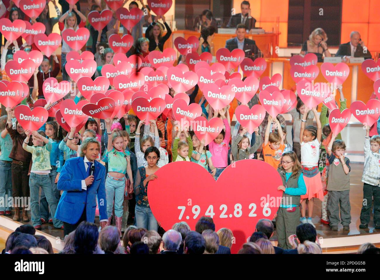 Moderator Thomas Gottschalk und eine Gruppe von Kinder stehen mit ...
