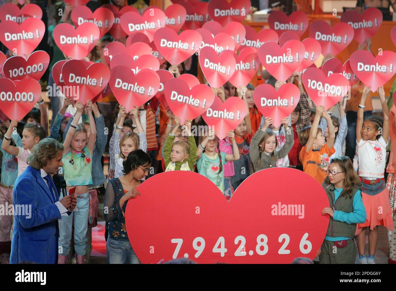 Moderator Thomas Gottschalk und eine Gruppe von Kinder stehen mit ...