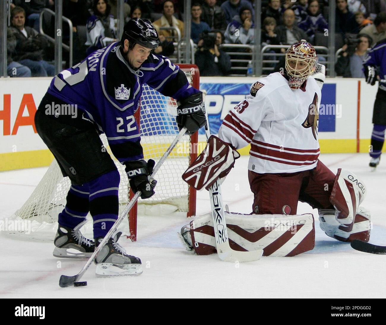 Los Angeles Kings' Craig Conroy prepares to shoot against Phoenix ...