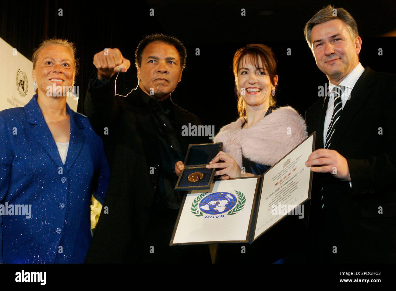 Lonnie Ali, Muhammad Ali, Christine Kalb, Vorsitzende des DGVN Berlin ...