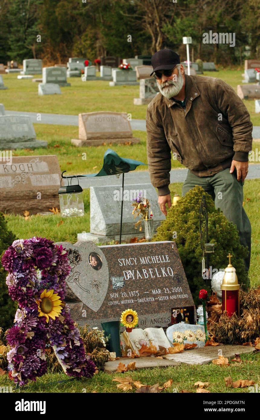 Mike Dyabelko visits his daughter Stacy's grave, Friday, Dec. 2, 2005 ...