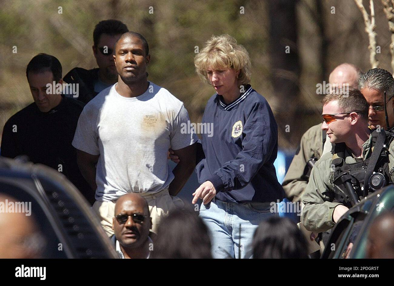 ** GEORGIA 2005 NEWS POY ** Murder suspect Brian Nichols is led to a ...