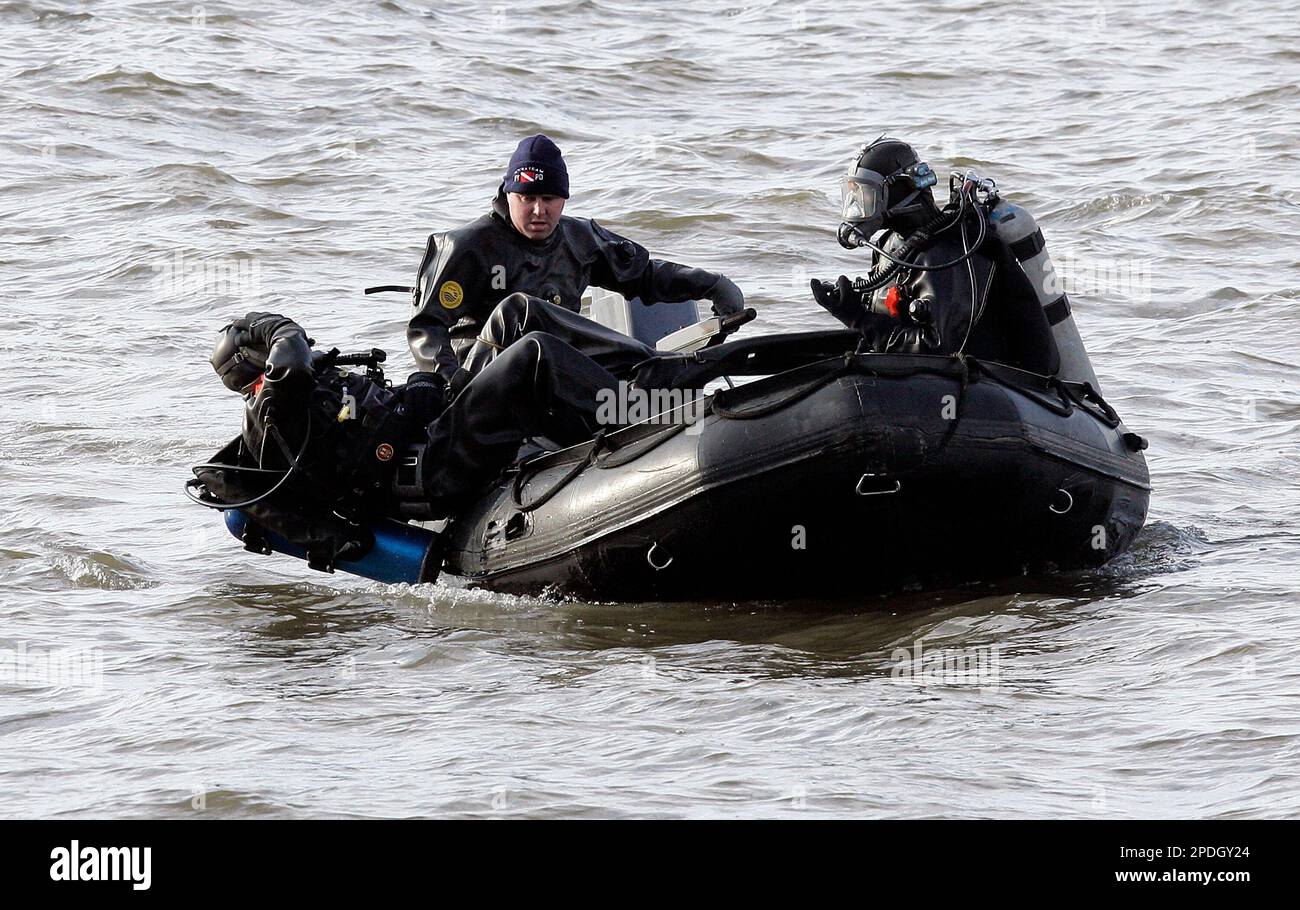 New York City police divers search the Hudson River for a body and car ...