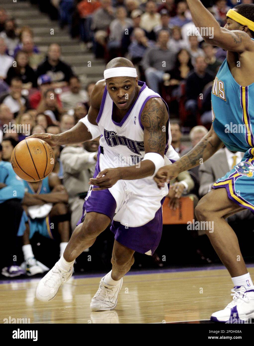 Sacramento Kings' Bonzi Wells drives to the basket against New Orleans ...