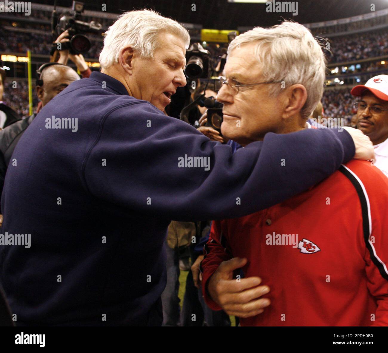 Dallas Cowboys coach Bill Parcells, left, talks with Kansas City Chiefs ...
