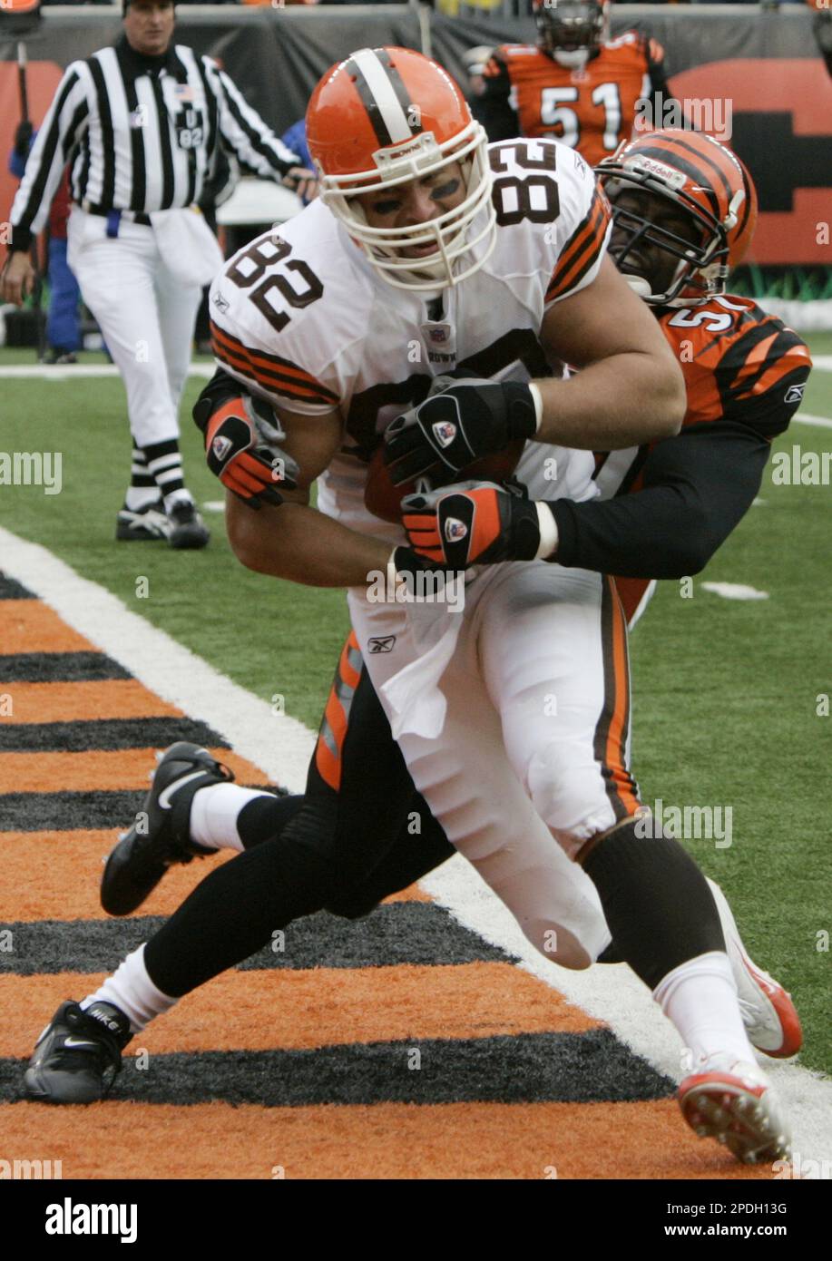 Cleveland Browns' Steve Heiden (82) scores against Cincinnati Bengals ...