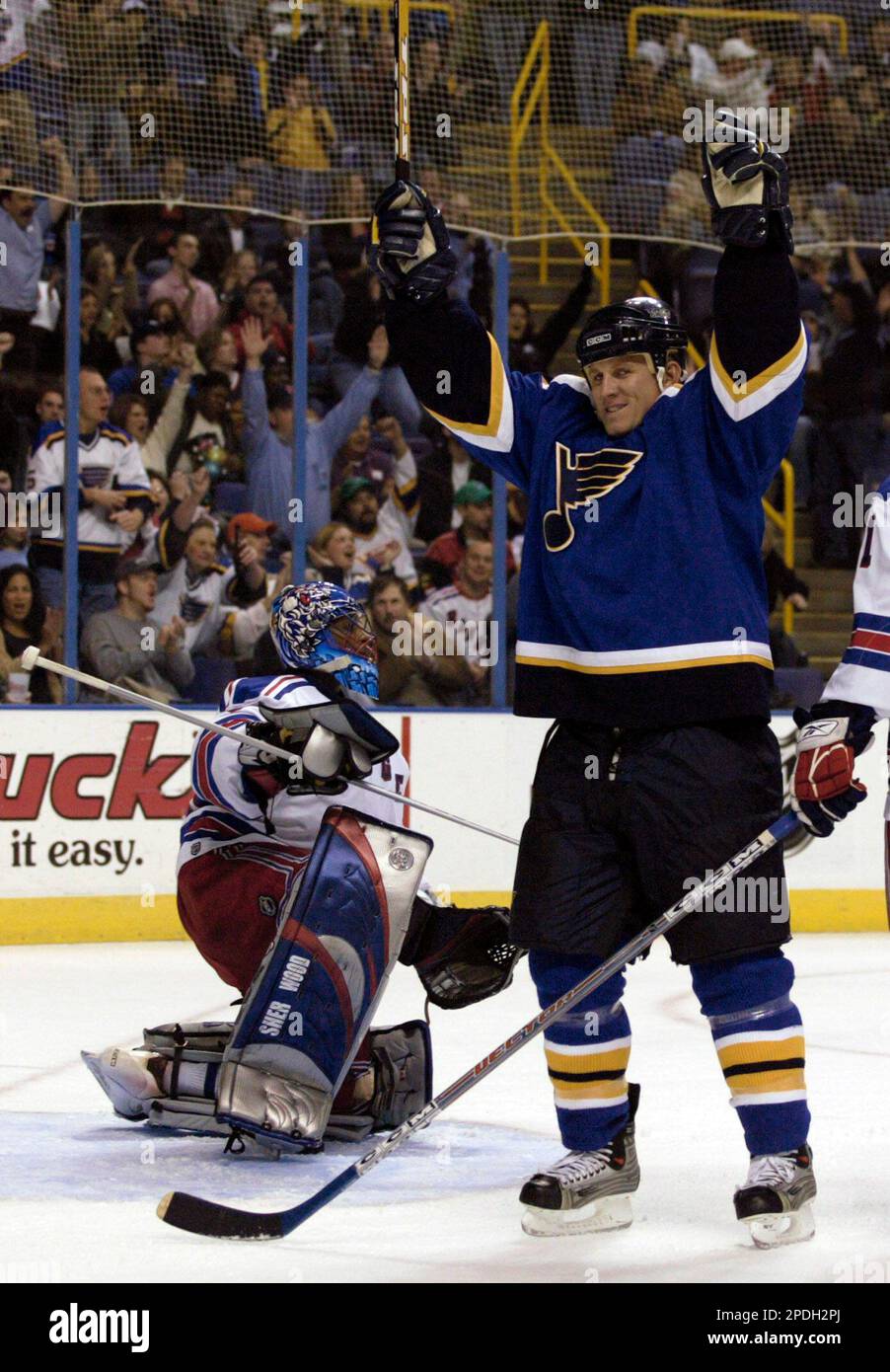 St. Louis Blues' Keith Tkachuk, right, celebrates his goal against New ...