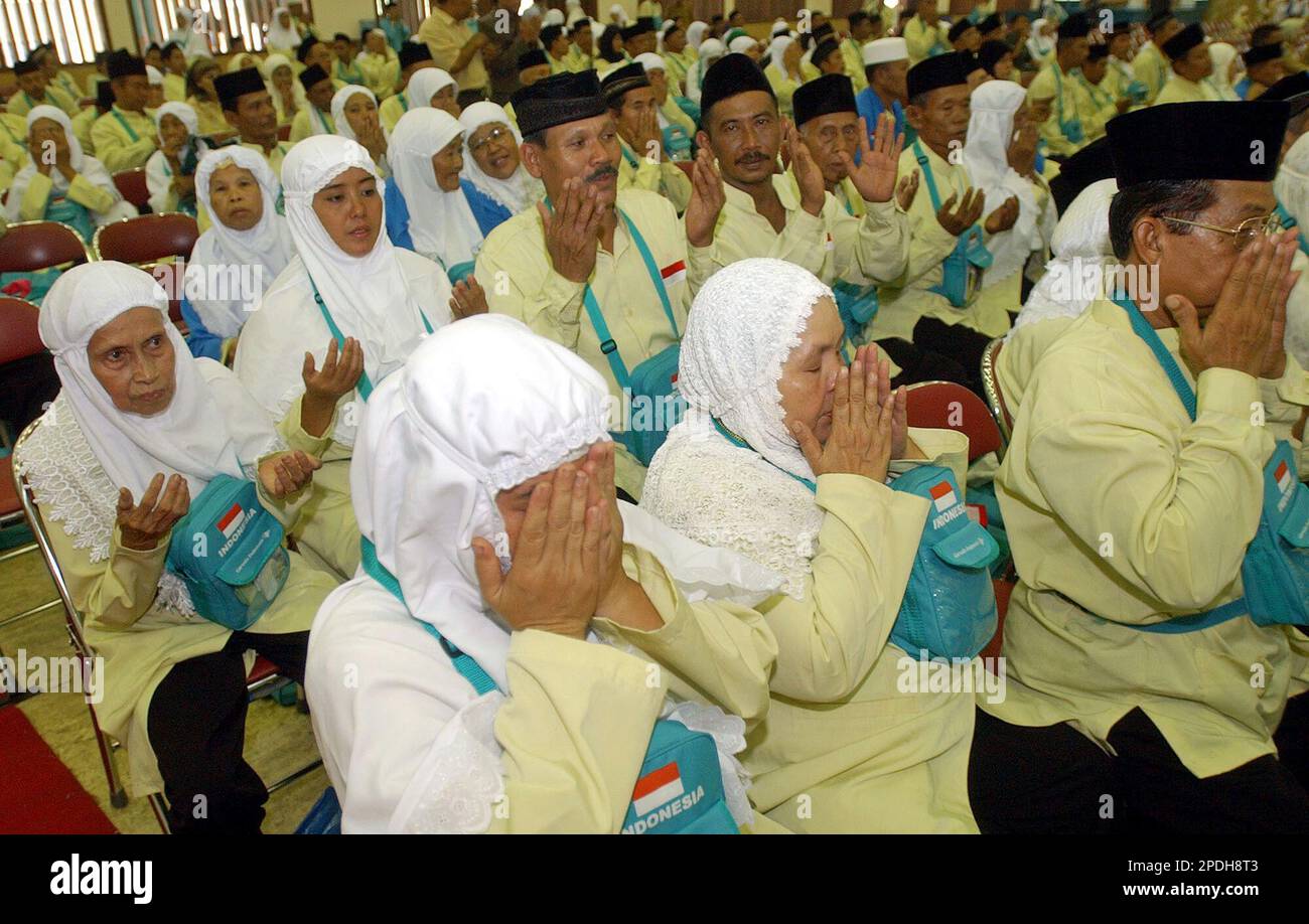 Indonesia Muslims offer prayers before their departure for Saudi Arabia ...