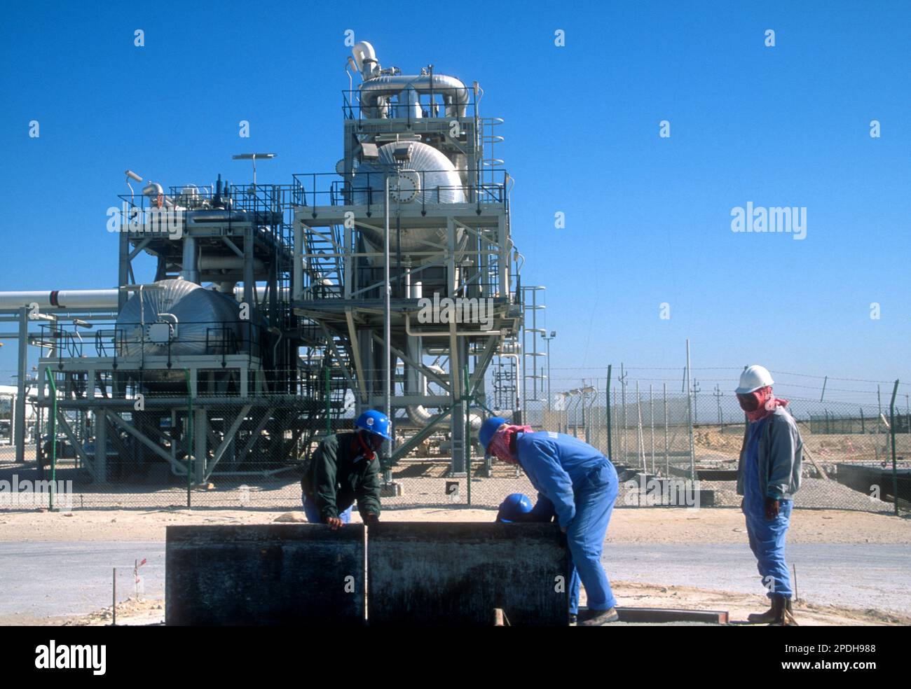 Khatiyah North de-gassing station, Dukhan field, Qatar 1999 Stock Photo ...