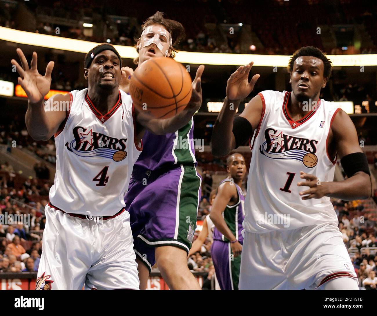 Philadelphia 76ers' Chris Webber (4) and teammate Samuel Dalembert (1 ...