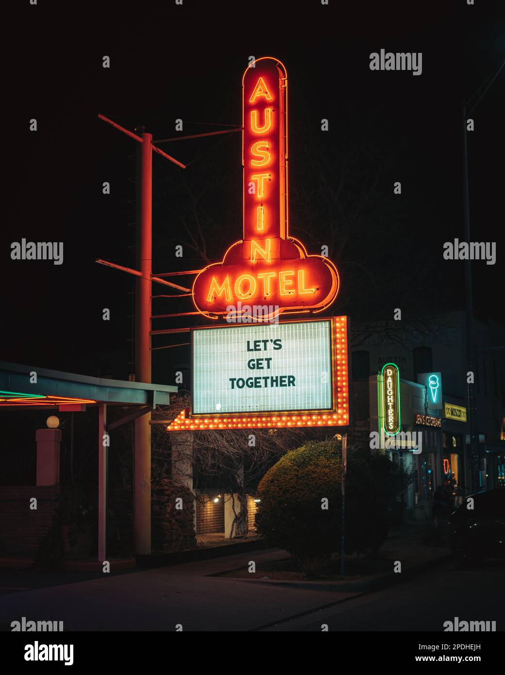 Motel neon sign hi-res stock photography and images - Alamy