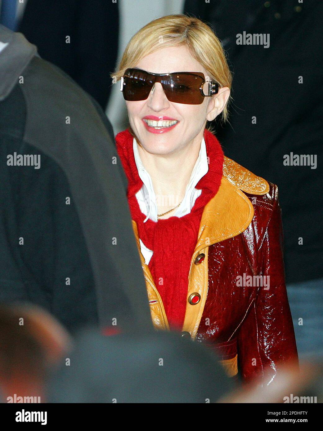 Super star Madonna smiles at fans upon her arrival at New Tokyo ...