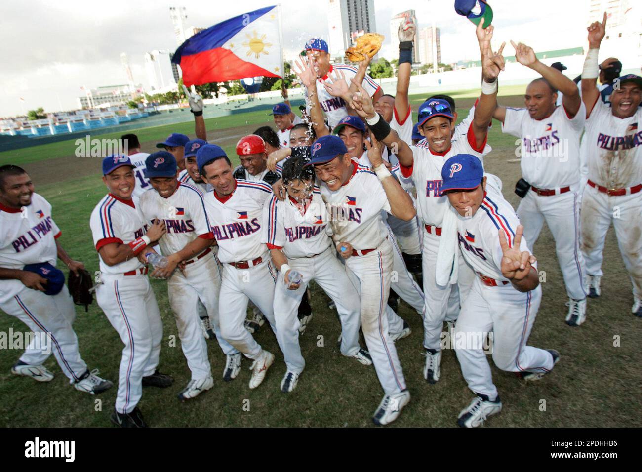 Philippine baseball team celebrates their win over Thailand at Rizal ...