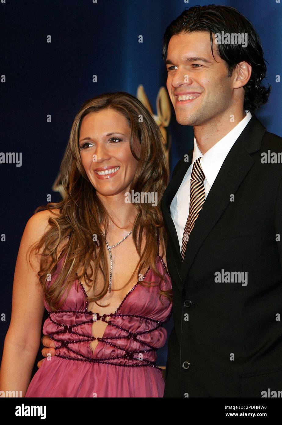 Der deutsche Fussball-Nationalspieler Michael Ballack, rechts, posiert ...