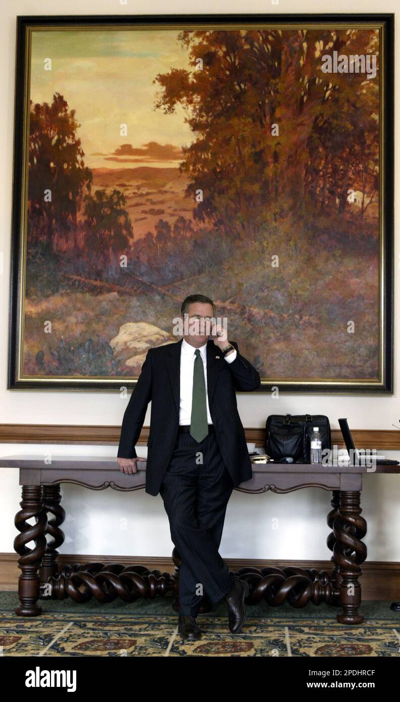 Florida Gov. Jeb Bush does some last minute business over his cell ...