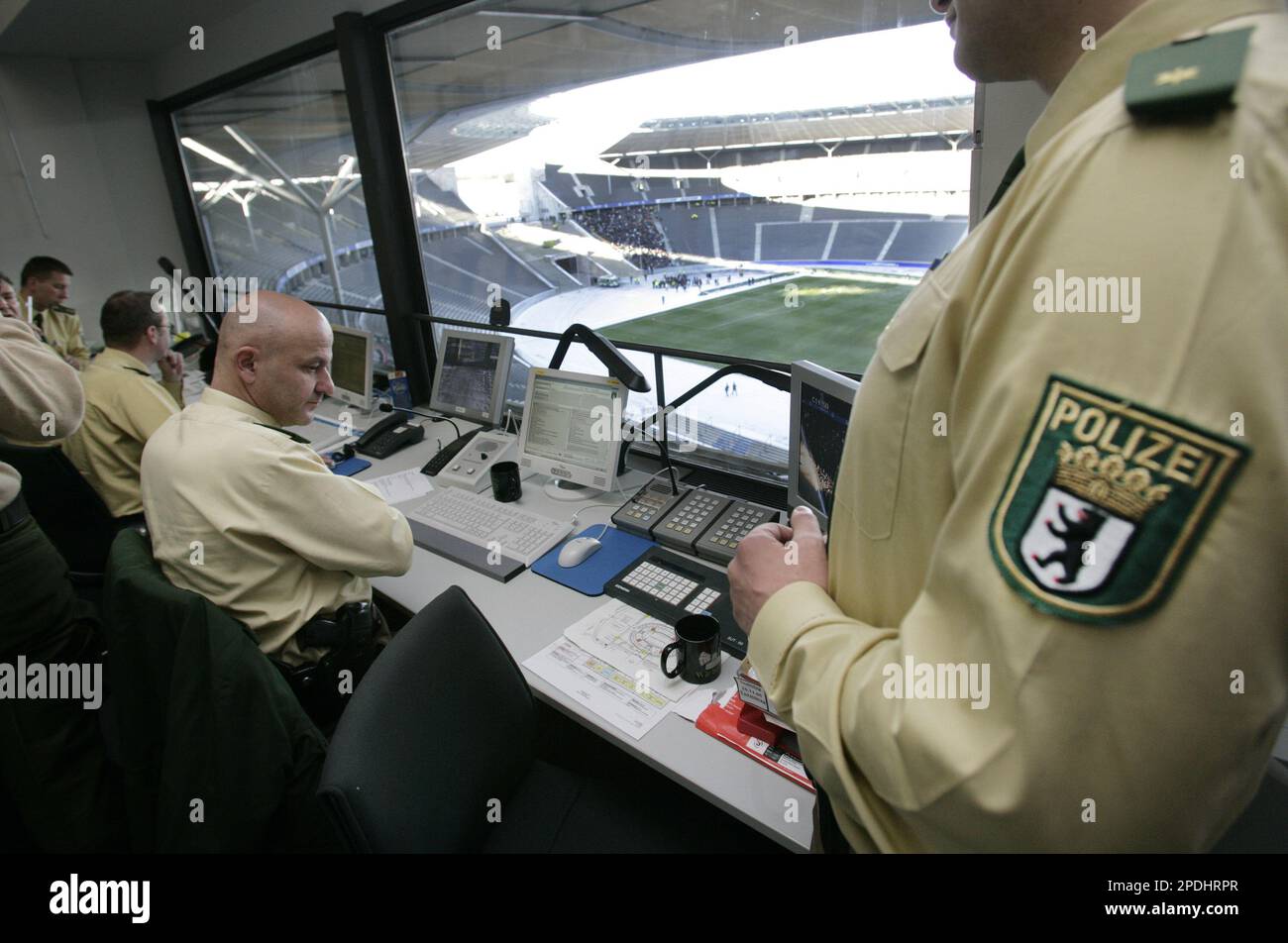 ** ADVANCE FOR WEEKEND EDITIONS, DEC. 3-4 ** FILE ** Police officers ...