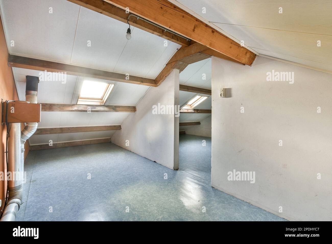 an empty room with no one on the wall or ceiling, but it's very clean ...