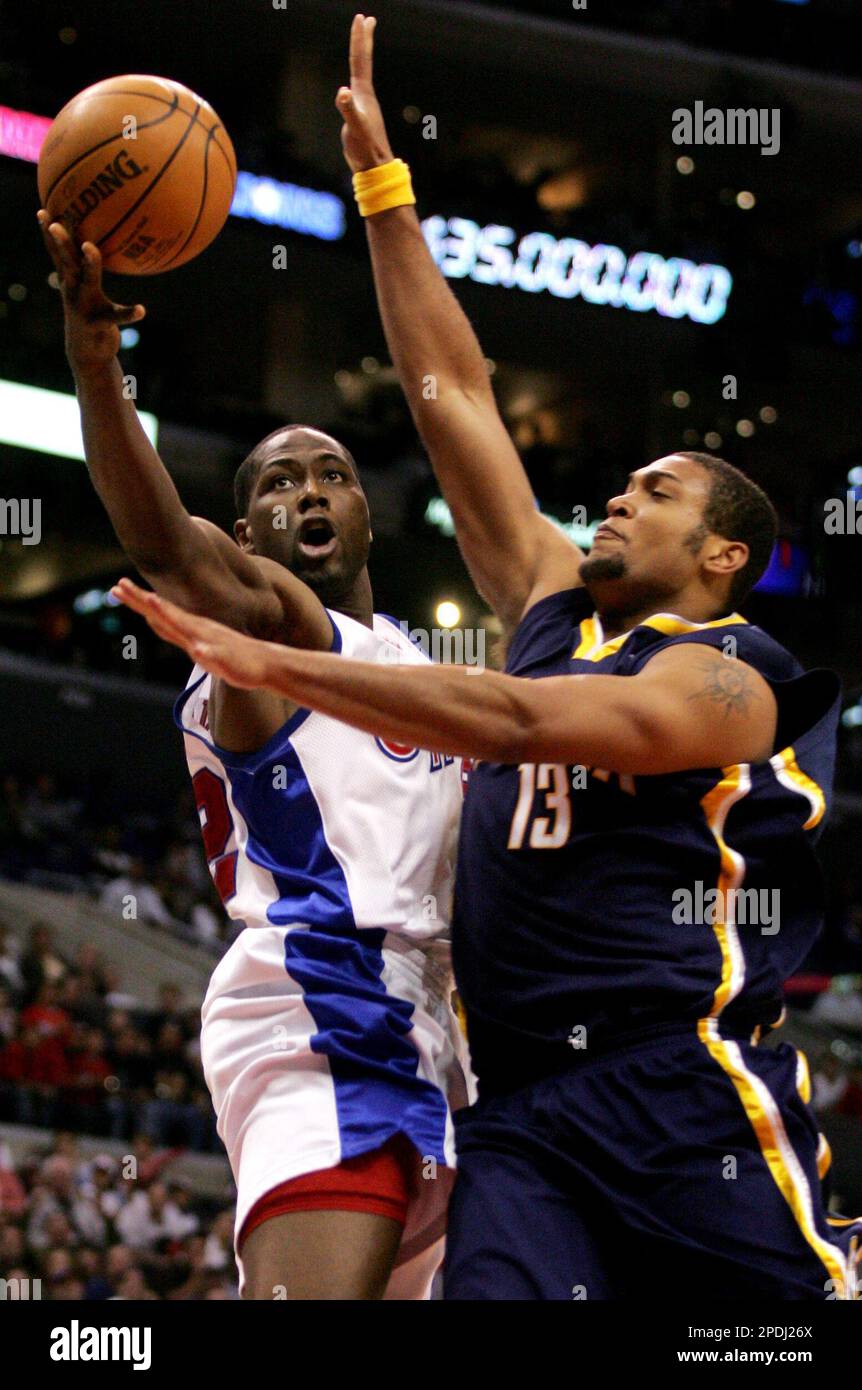 Los Angeles Clippers' Elton Brand, left, goes up to the hoop against ...