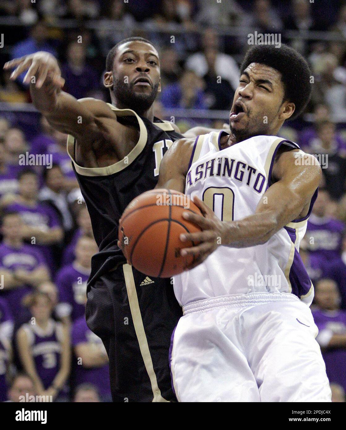 Washington's Joel Smith, right, drives past Idaho's Jason Bowden-Key in ...