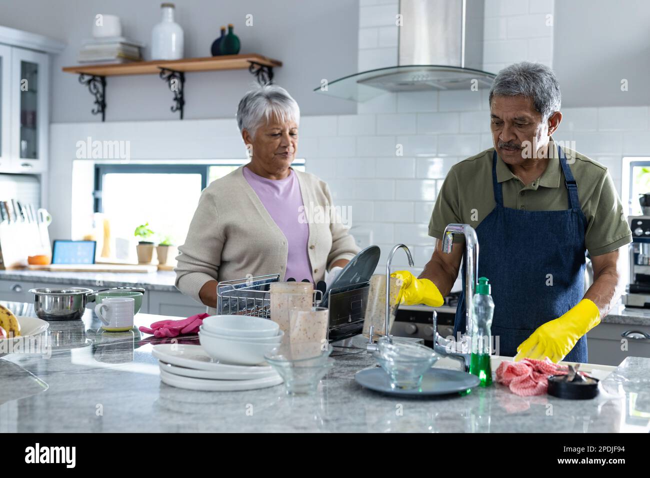 Couple washing dishes together hi-res stock photography and images - Alamy