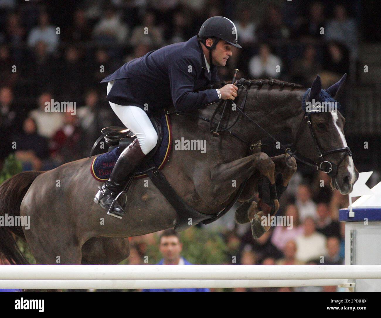 Alois Pollmann-Schweckhorst auf seinem Pferd Candy ueberquert ein ...