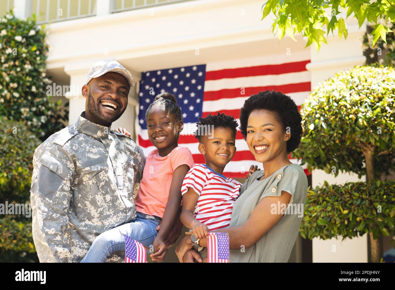Soldier returning to family hi-res stock photography and images - Alamy