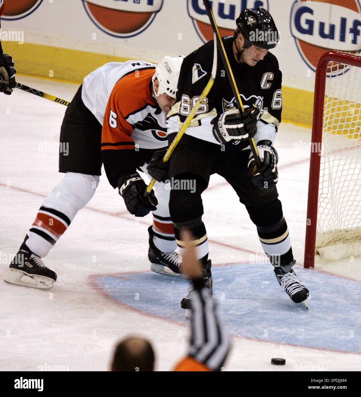 Philadelphia Flyers defenseman Chris Therien (6) keeps Pittsburgh ...