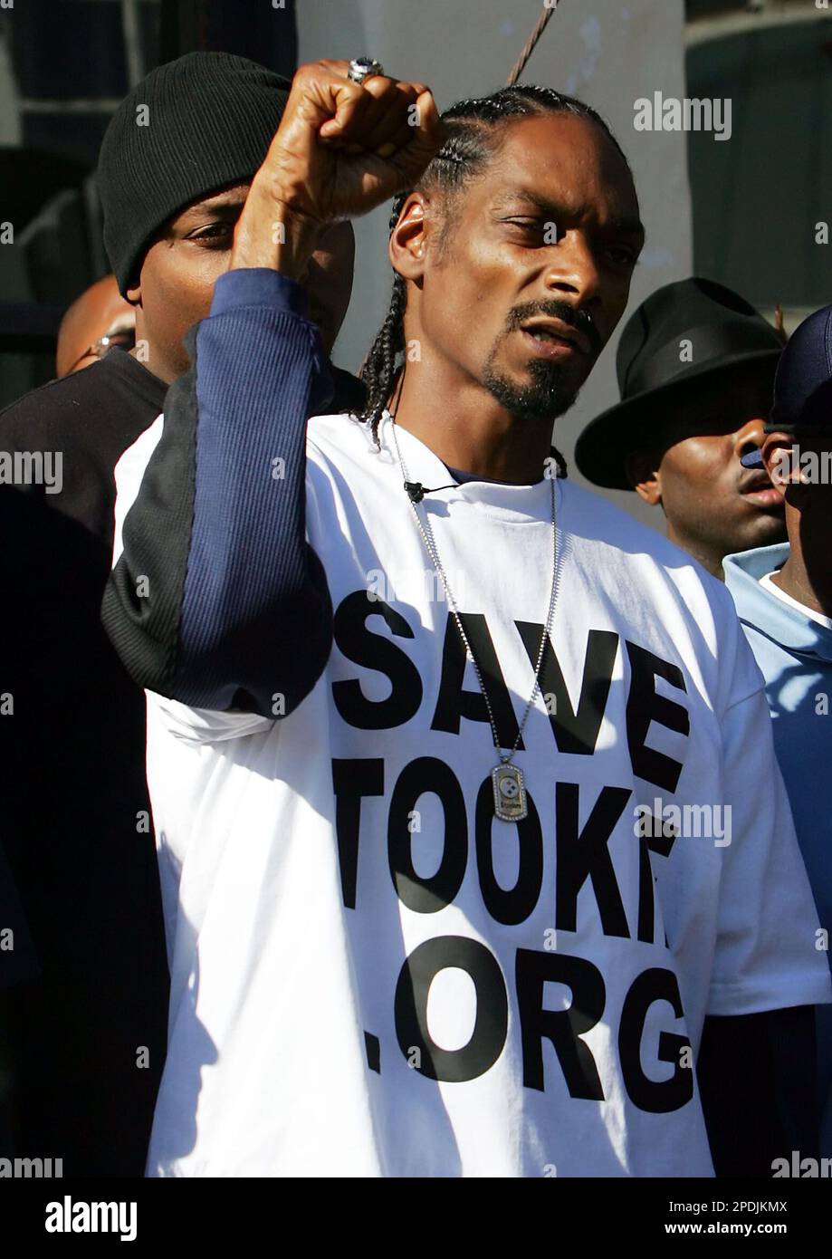 Rapper Snoop Dogg raises his fist in protest outside of the San Quentin ...