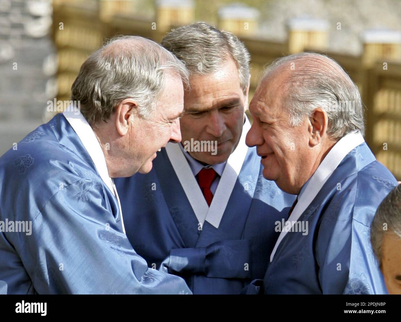 Dressed in Korean traditional "durumagi" silk robe, U.S. President ...