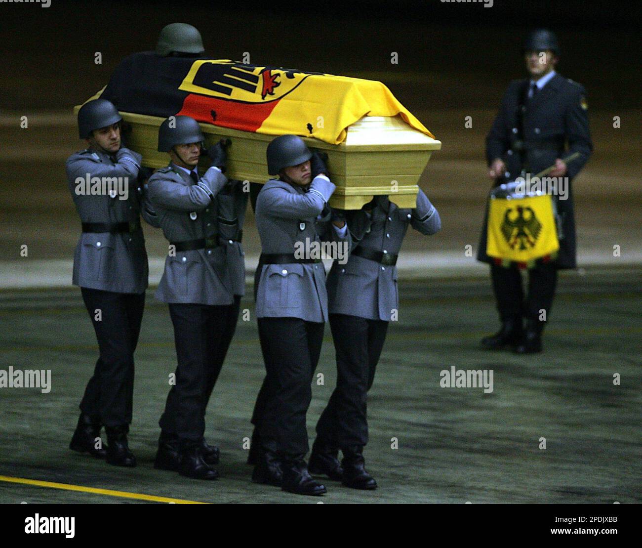 Der Sarg mit dem Leichnam des bei einem Attentat in Afghanistan ums ...