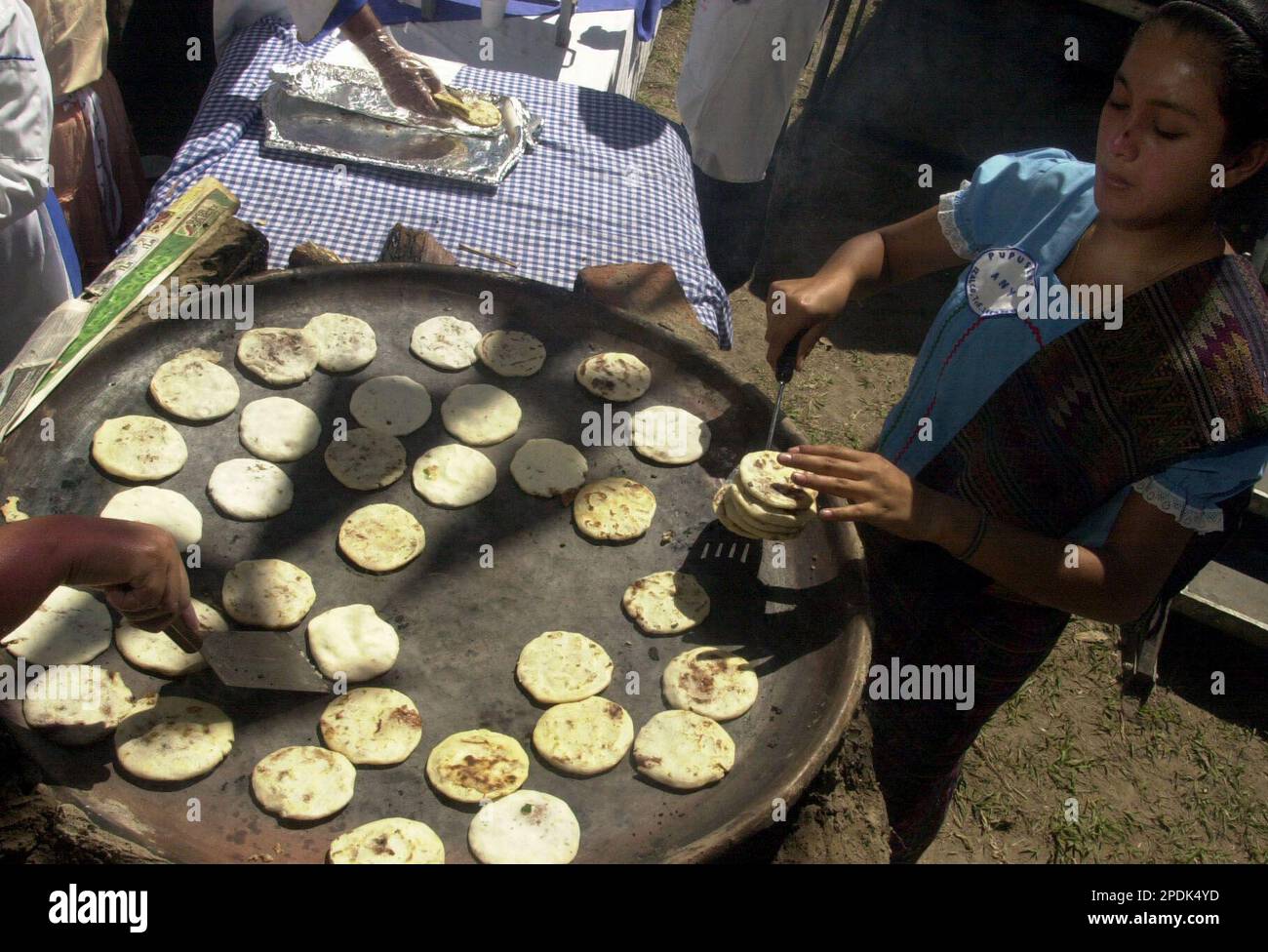 A woman makes the traditional El Salvadorean pupusas in Los Planes de ...