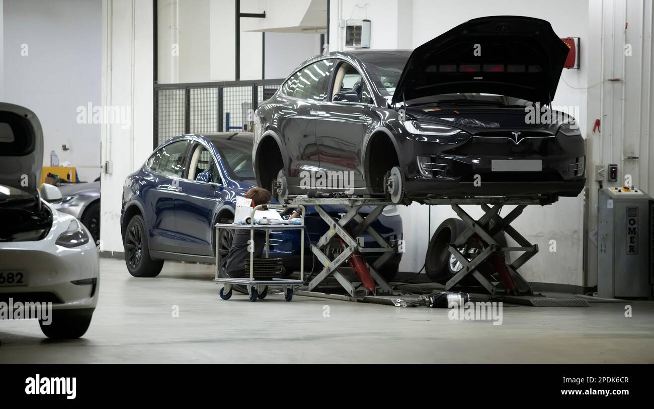 Tesla service center hi-res stock photography and images - Alamy