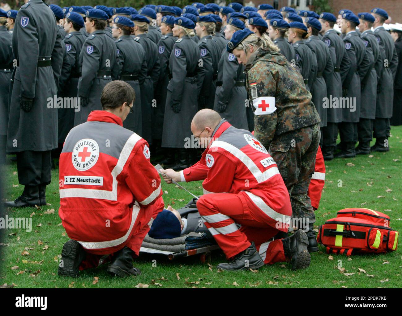 Sanitaeter versorgen am Samstag, 12. November 2005, in Bordenau ...