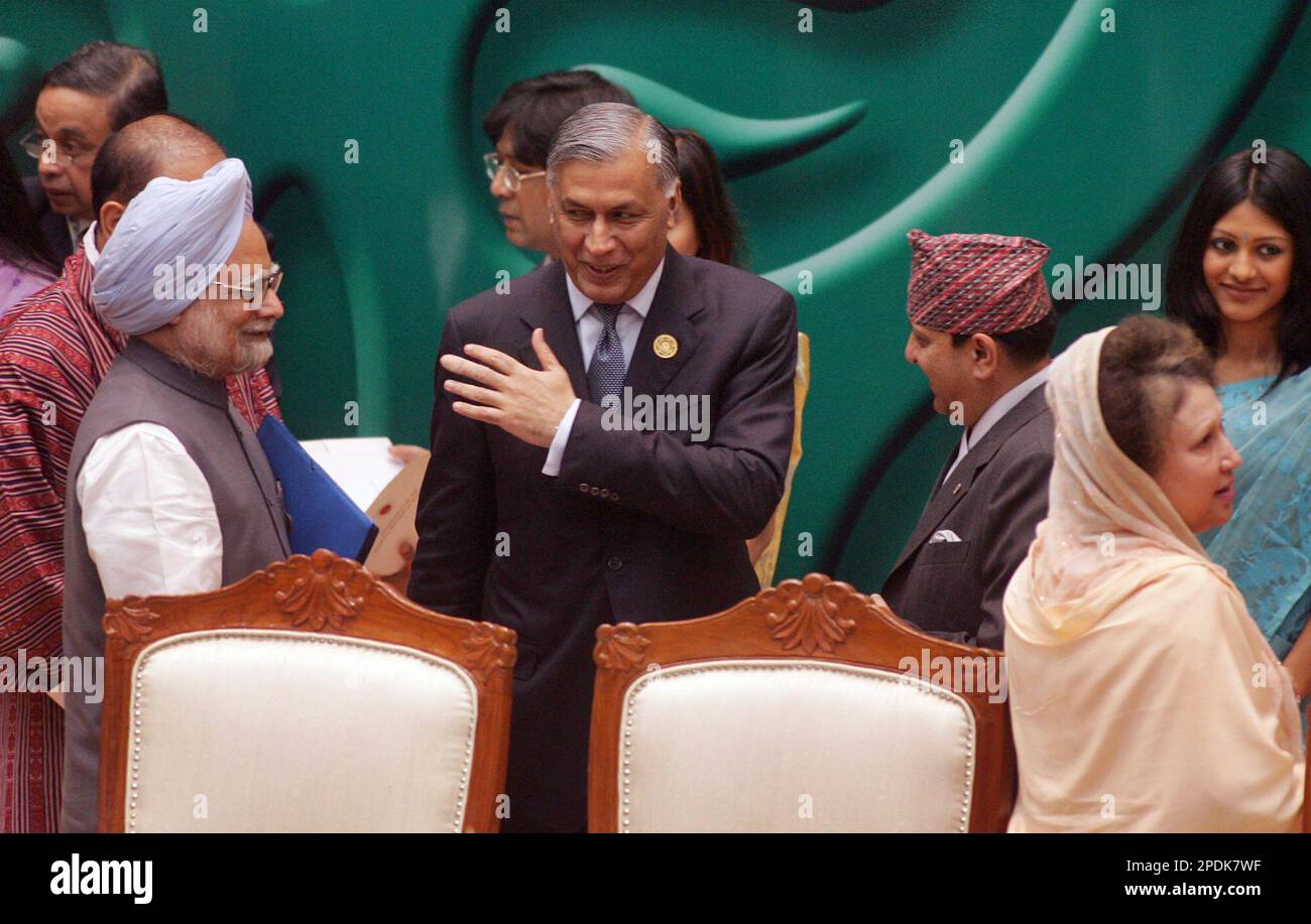 South Asian leaders, from left to right, Indian Prime Minister Manmohan ...