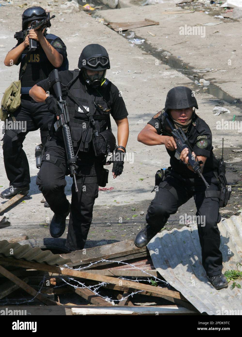 SWAT (Special Weapons and Tactics) members of the Philippine National ...