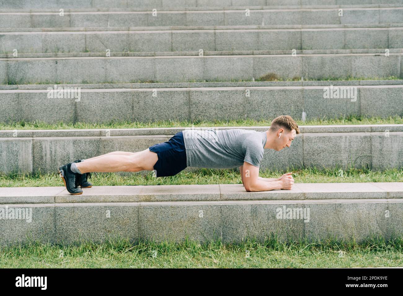 Muscle man exercise outside plank hi-res stock photography and images ...