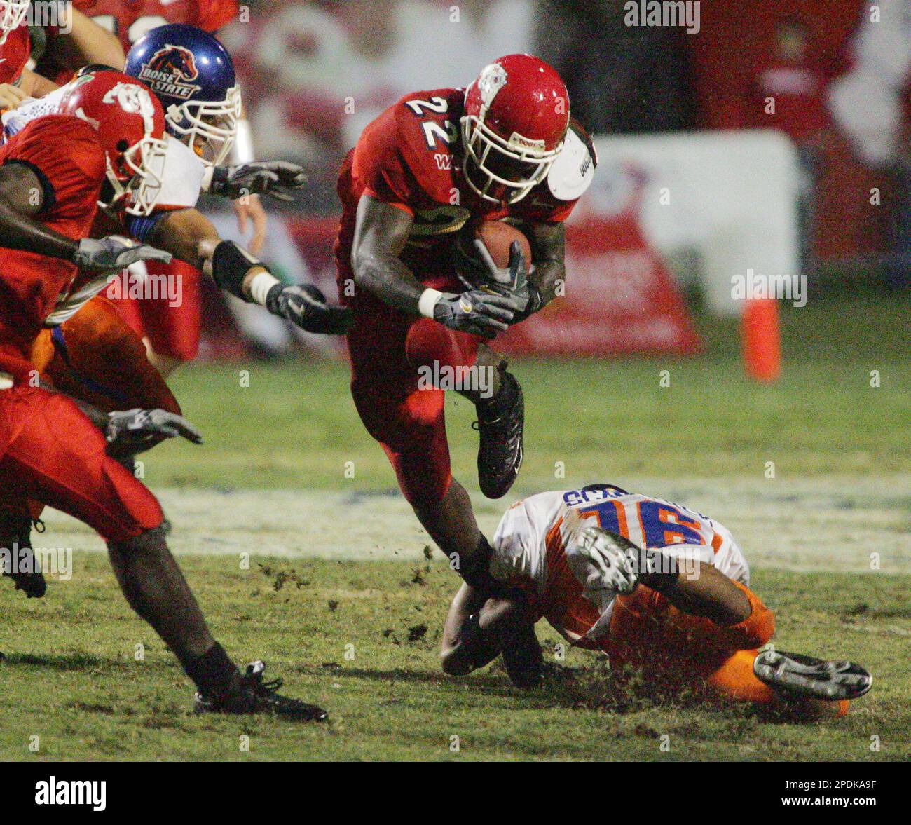 Fresno State's Wendell Mathis runs past Boise State's Orlando Scandrick ...