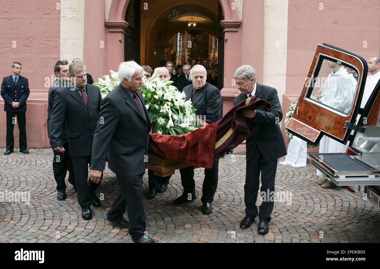 Sargtraeger bringen den Sarg mit dem Leichnam von Aenne Burda am ...