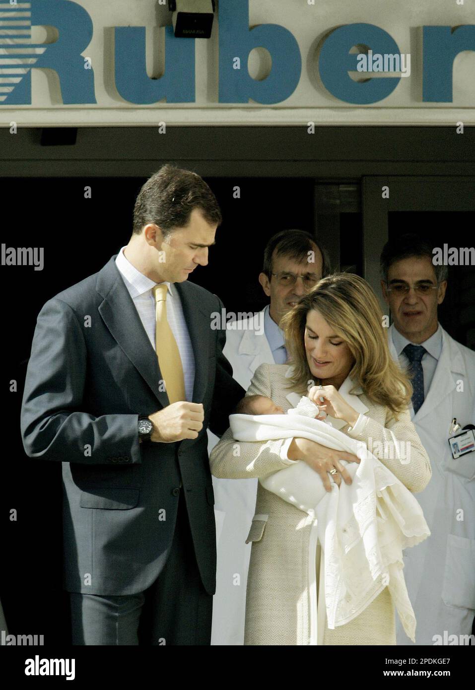 Spanish Crown Prince Felipe, left, and his wife Princess Letizia Ortiz ...