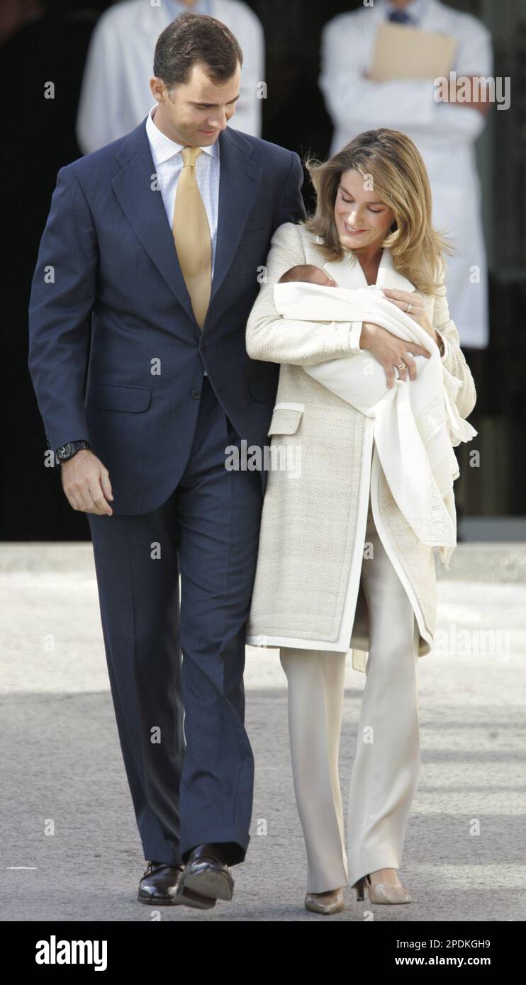 Spanish Crown Prince Felipe, left, and his wife Princess Letizia Ortiz ...