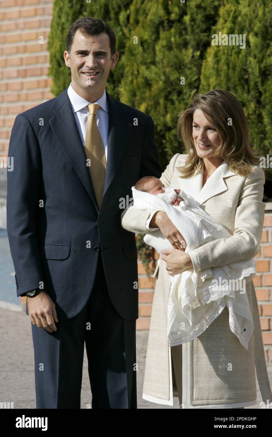 Spanish Crown Prince Felipe, left, and his wife Princess Letizia Ortiz ...