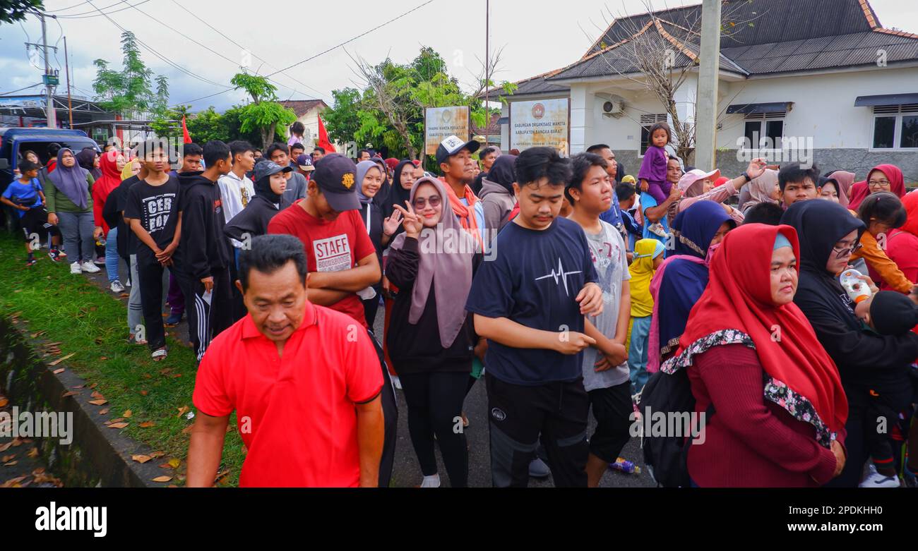 People lining the streets hi-res stock photography and images - Alamy