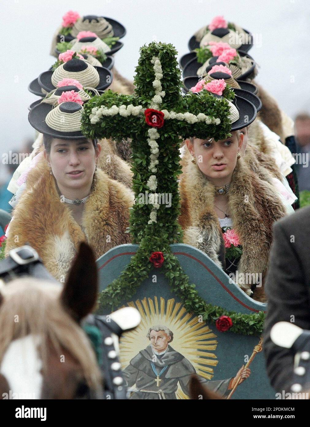 Junge Maedchen in Tracht sitzen am Samstag, 5. November 2005, waehrend ...