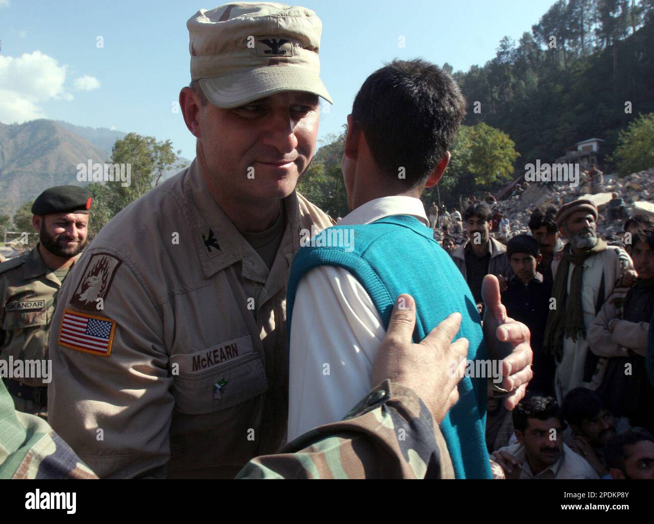 A Kashmiri earthquake survivor and US army Col. Mark J. McKearn, Task ...