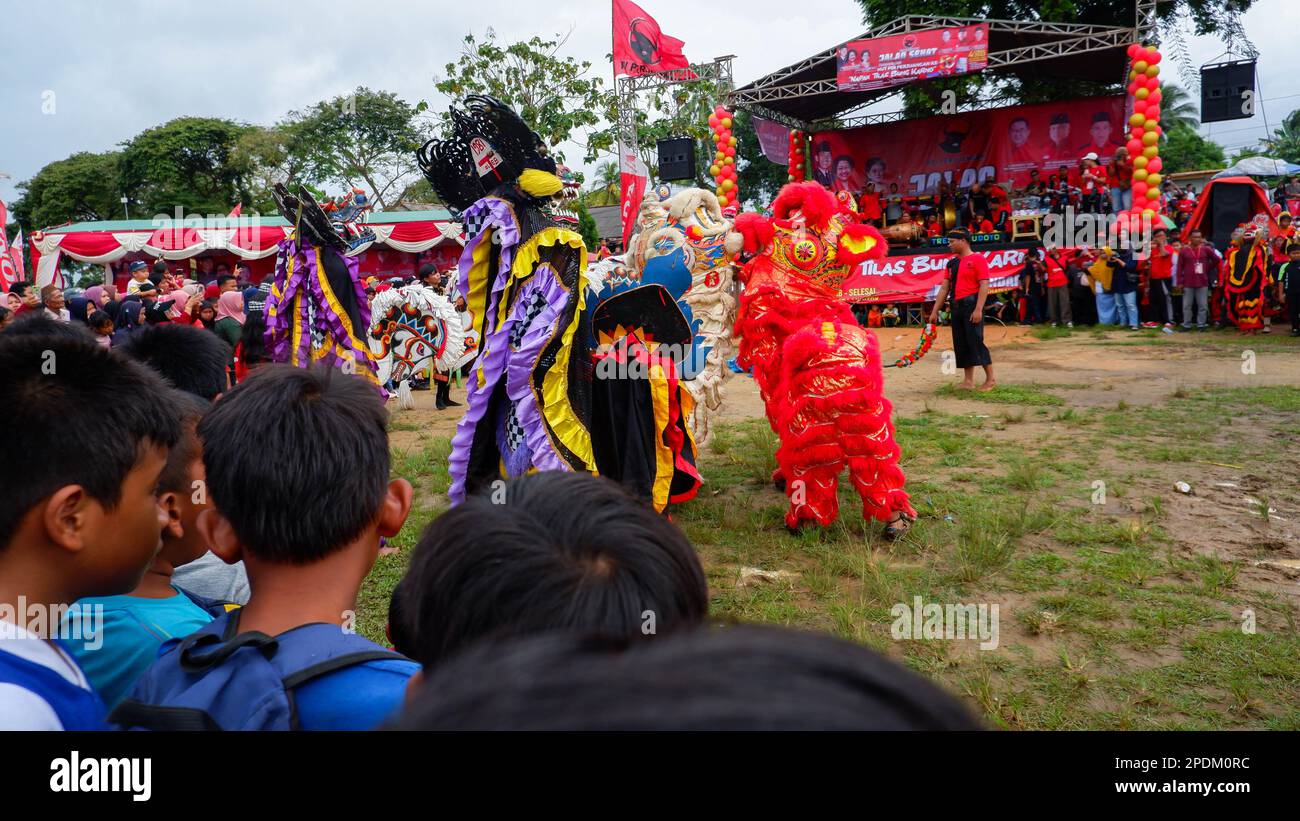 Boys Gathered To Watch The Reog And Lion Dance Attractions In Muntok ...