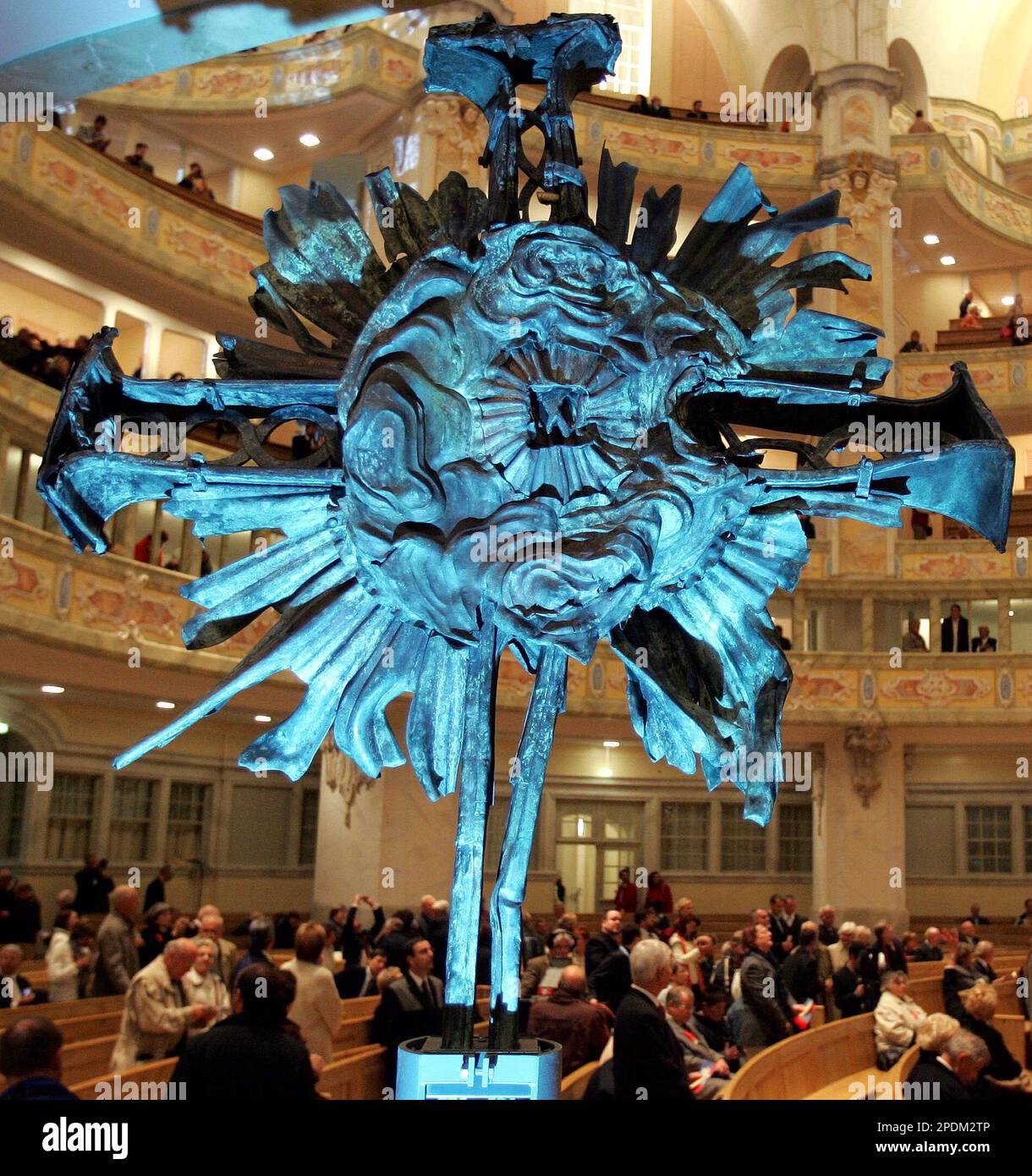 Das aus der Ruine der Frauenkirche geborgene Turmkreuz steht am Sonntag ...