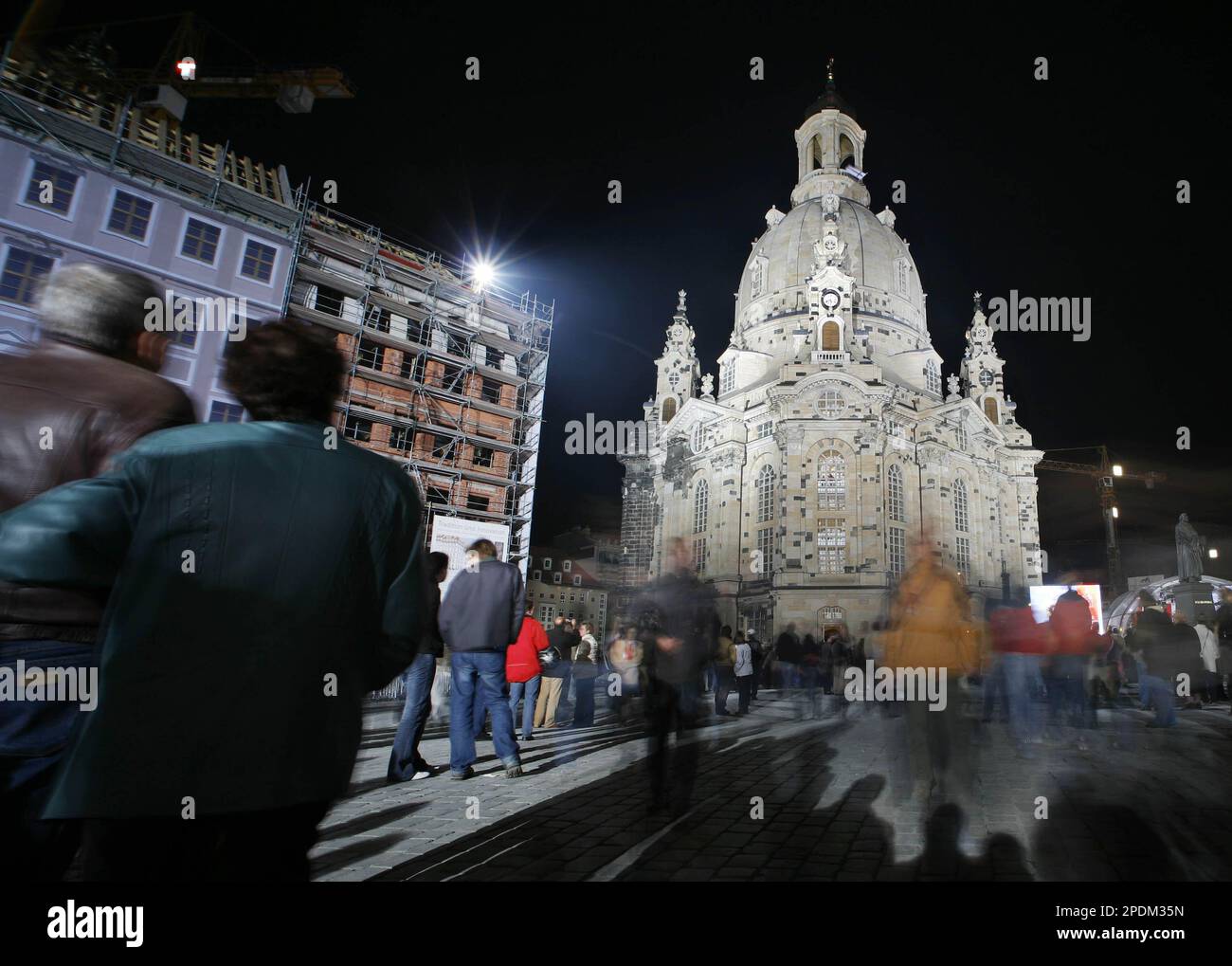Tausende Besucher laufen vor der illuminierten weltberuehmten ...