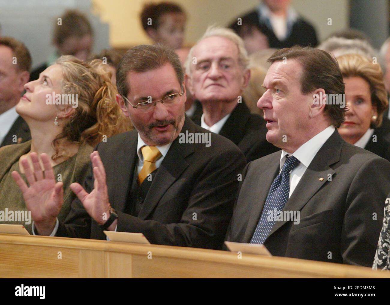 Bundeskanzler Gerhard Schroeder (SPD), rechts, sitzt am Sonntag, 30 ...