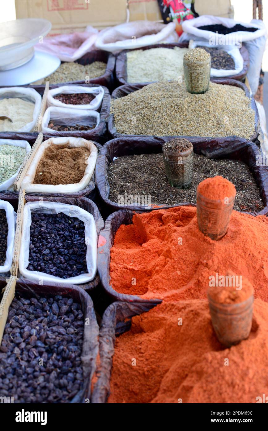 A spice vendor at the Chorsu bazaar in Tashkent, Uzbekistan Stock Photo ...