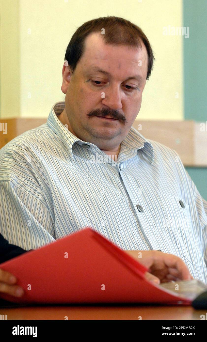 Der Vater des in einer Kuehltruhe gefundenen toten Dennis, Falk B ...